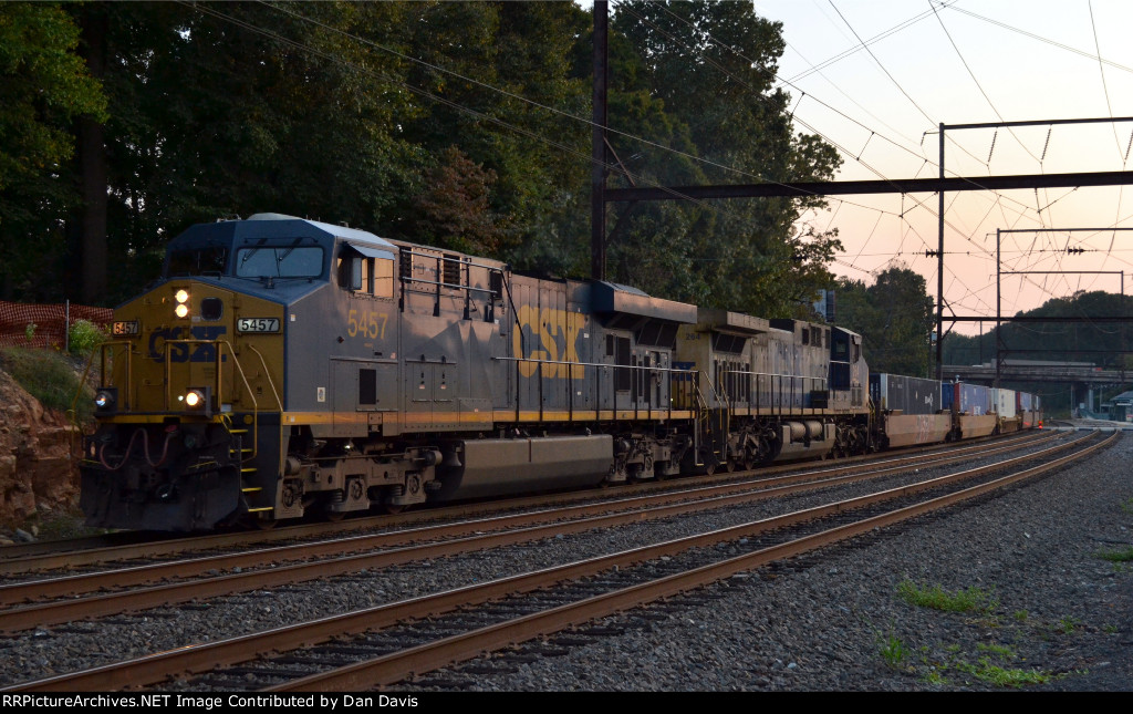CSX ES40DC 5457 leads Q034-04